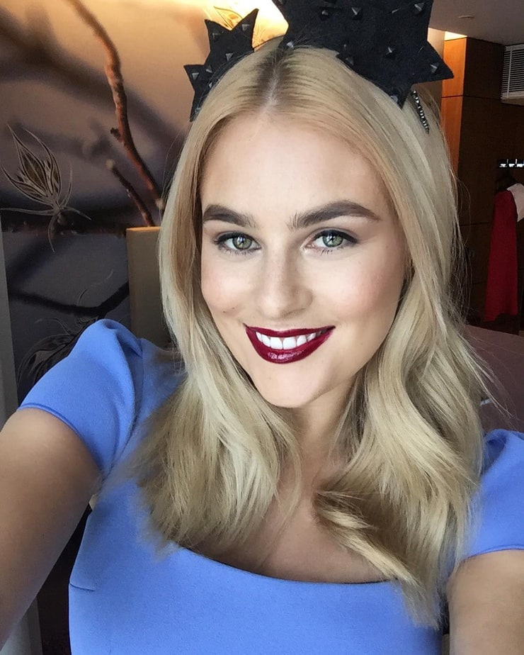 Carissa Walford picture