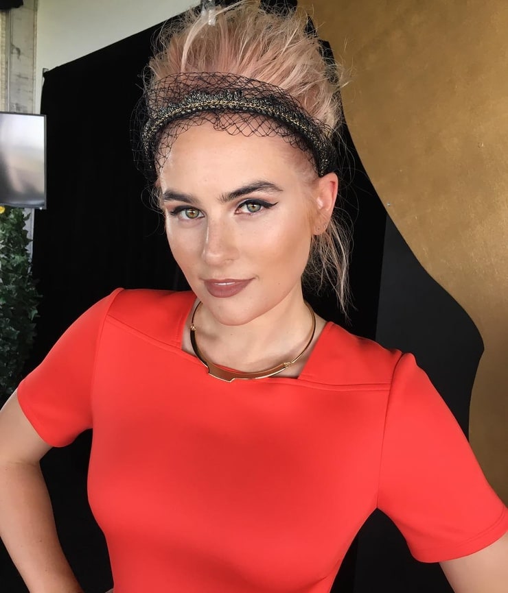 Carissa Walford image