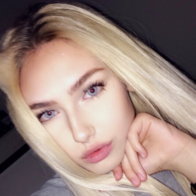 Molly O'Malia - Instagram