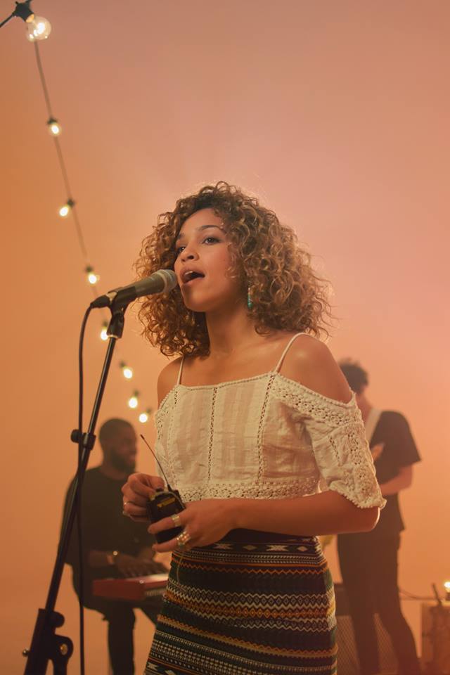 Picture of Izzy Bizu