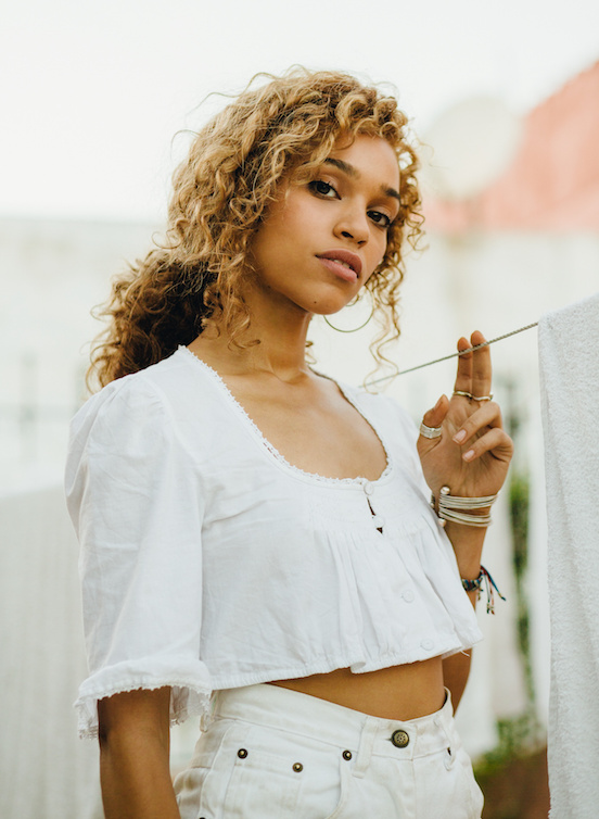 Picture of Izzy Bizu