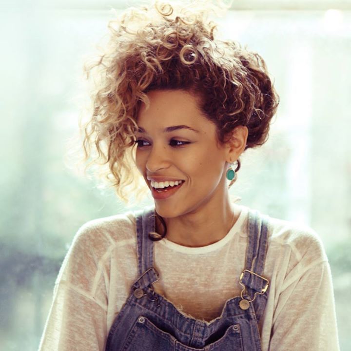 Picture of Izzy Bizu
