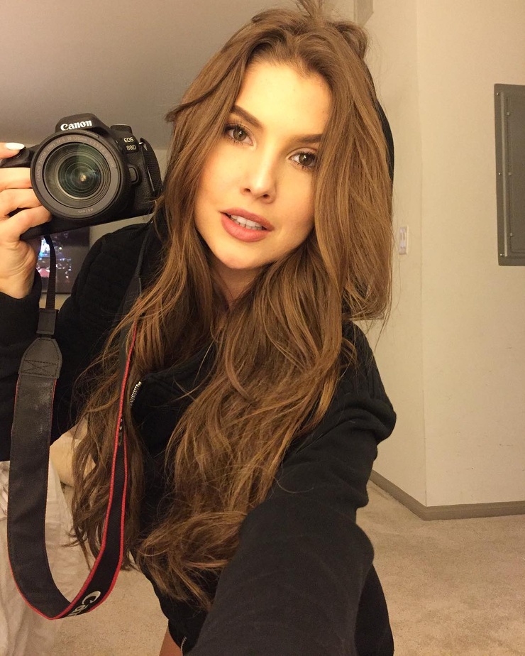 Picture of Amanda Cerny