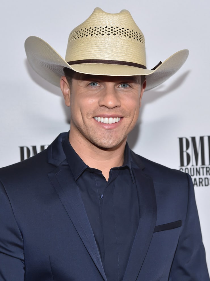 Picture of Dustin Lynch