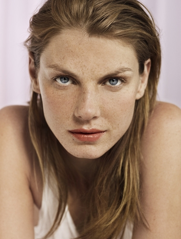 Angela Lindvall image