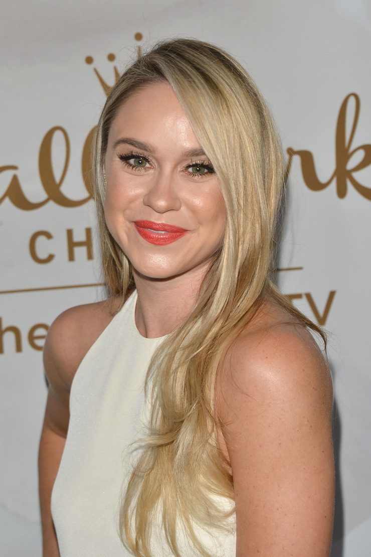 Picture of Becca Tobin