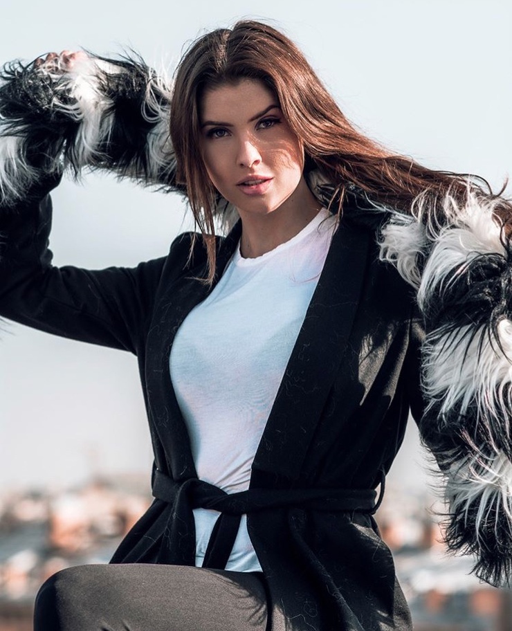 Picture of Amanda Cerny