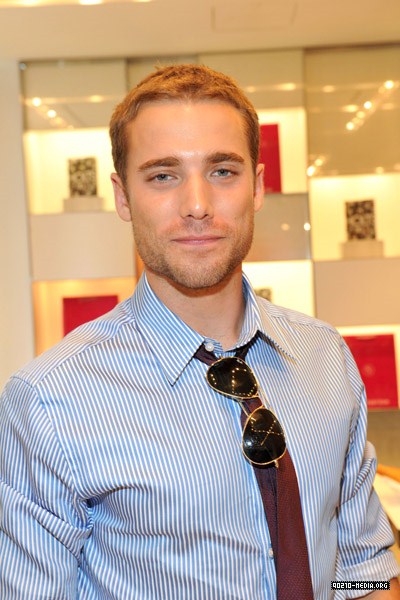 Picture of Dustin Milligan