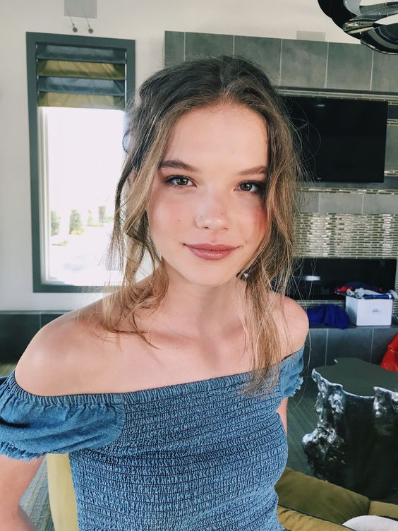 Ellie Thumann picture