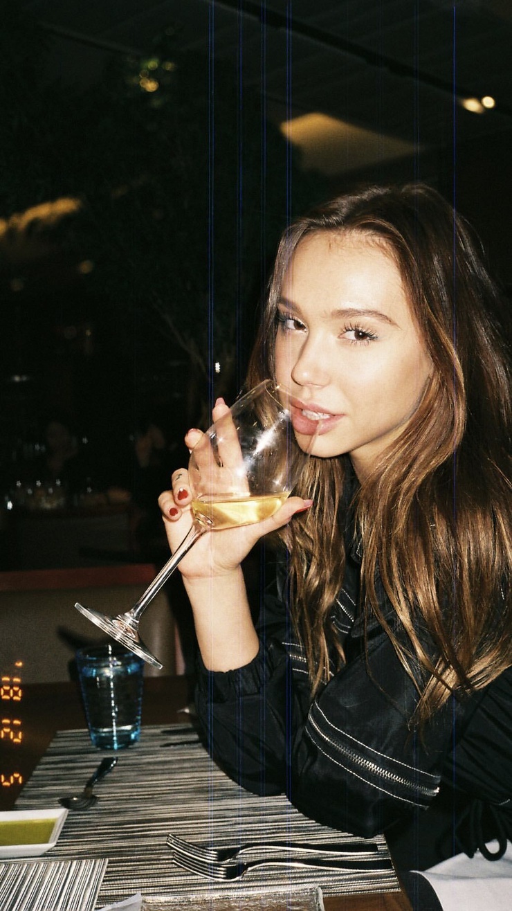 Picture of Alexis Ren