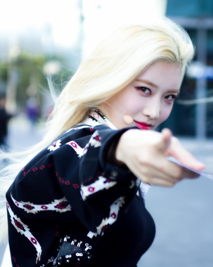 Kim Lip image