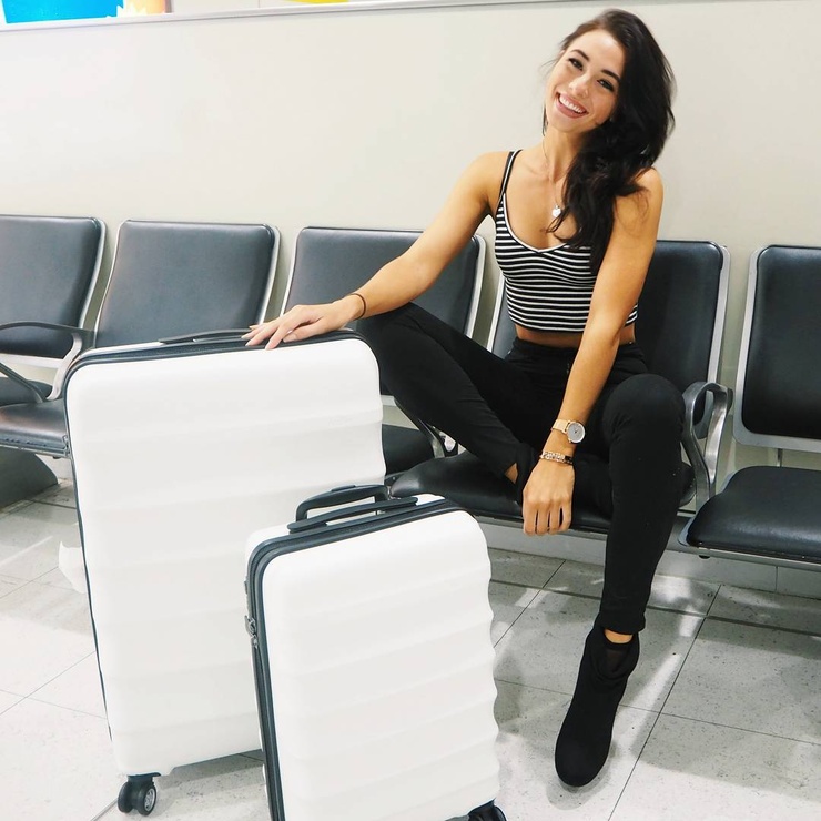 Danielle Robertson picture