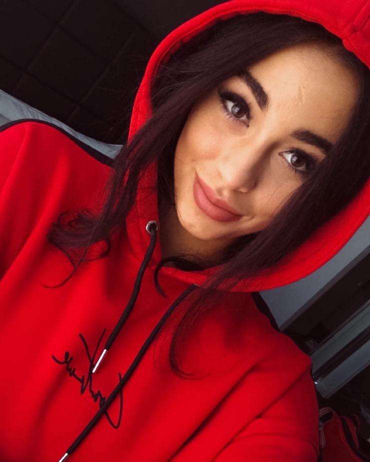 Danielle Robertson picture