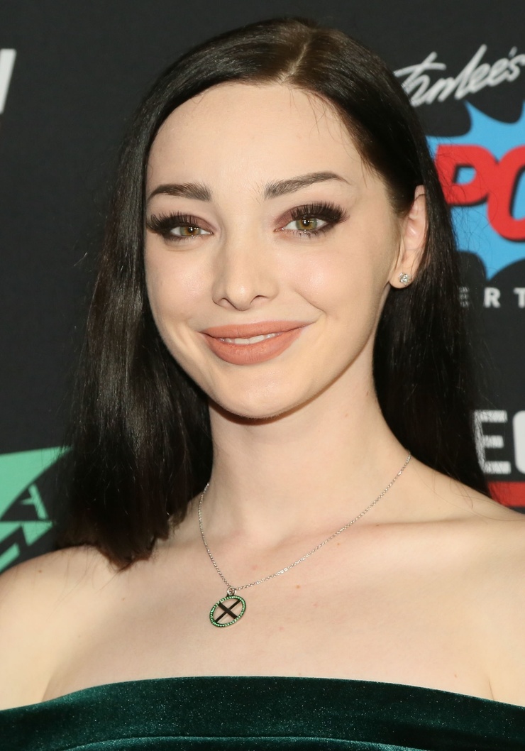 Emma Dumont picture