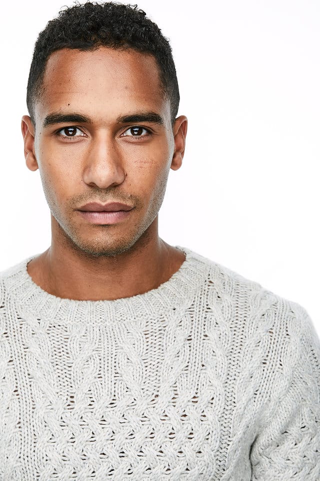 Picture of Elliot Knight