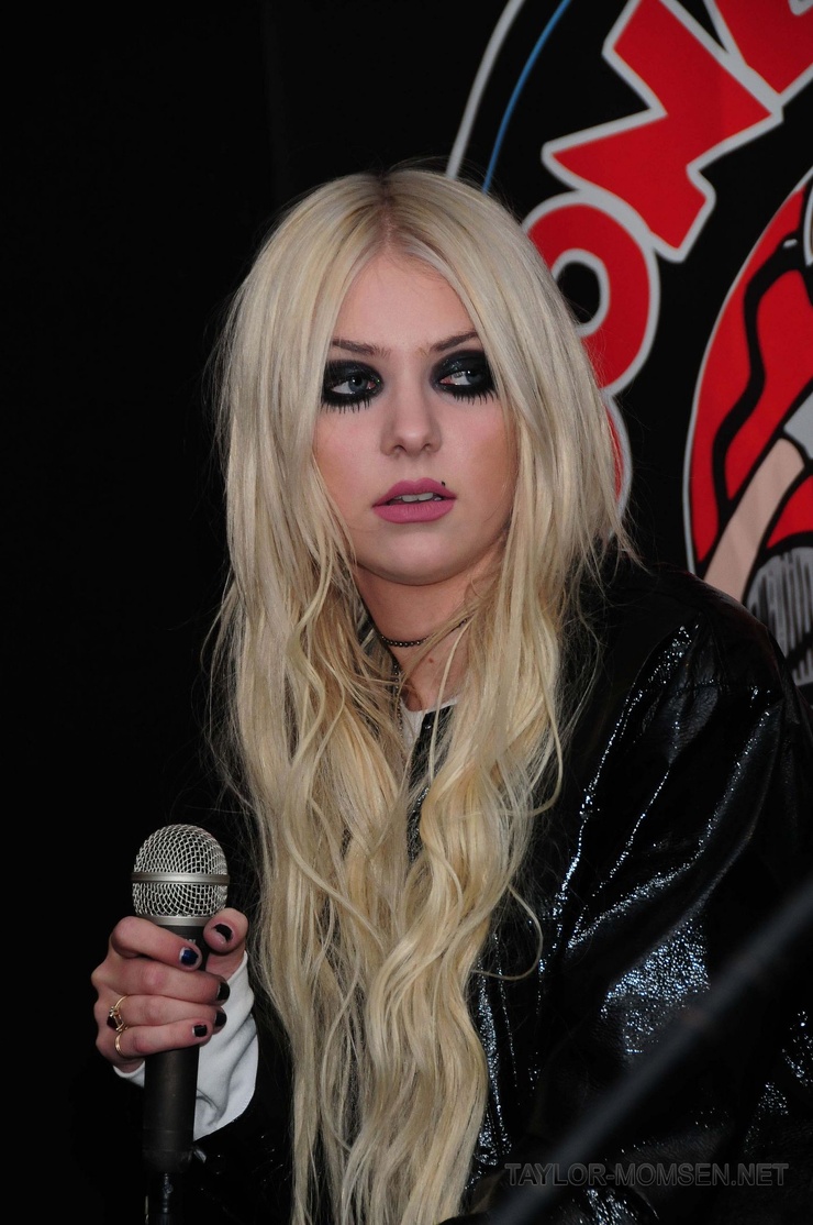 Picture of Taylor Momsen