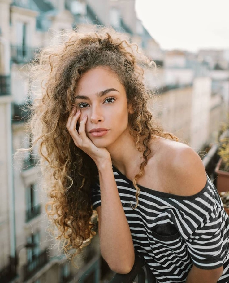 Flávia Santiago image