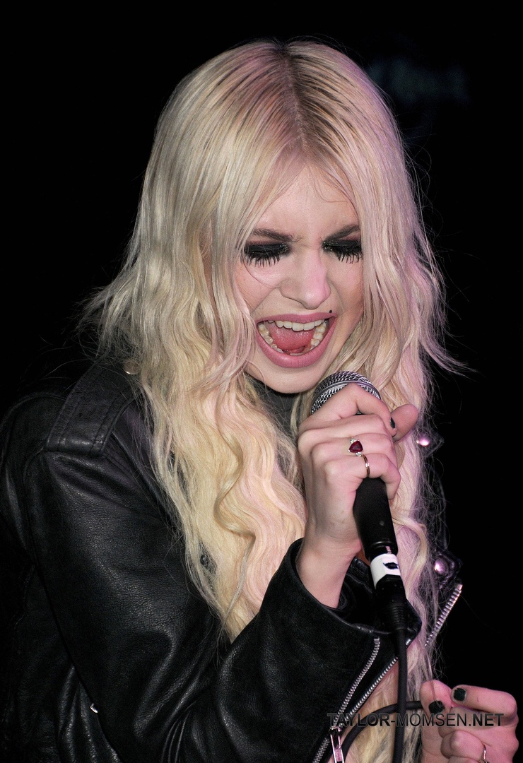 Picture of Taylor Momsen