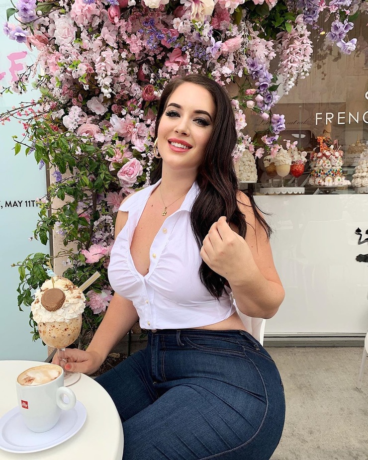 Picture of Holly Luyah