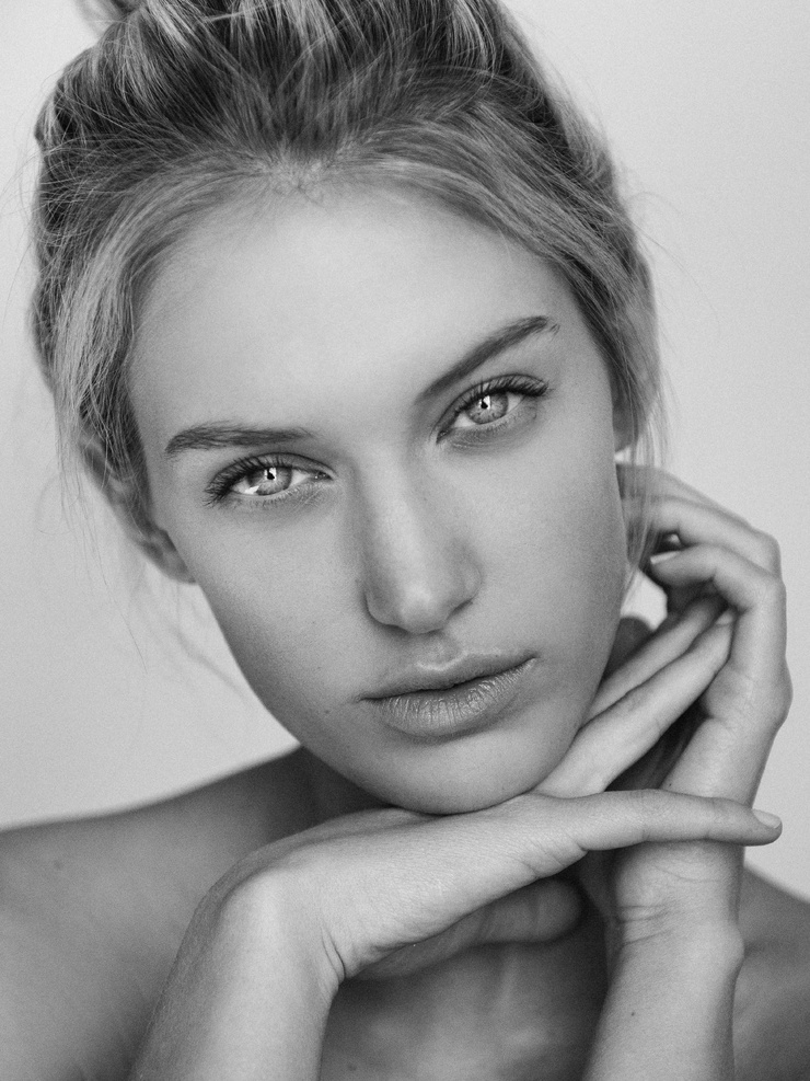 Caroline Lowe image