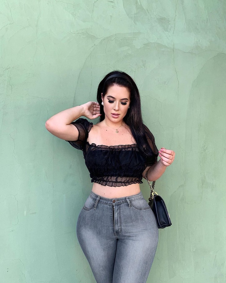 Picture of Holly Luyah