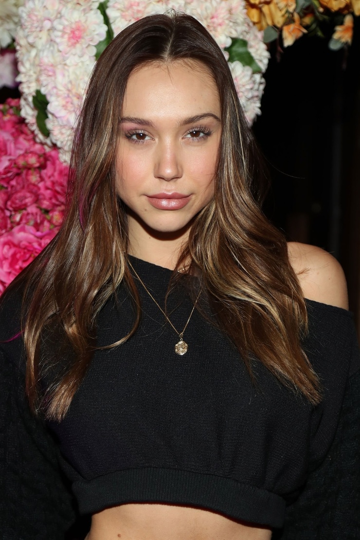 Picture of Alexis Ren