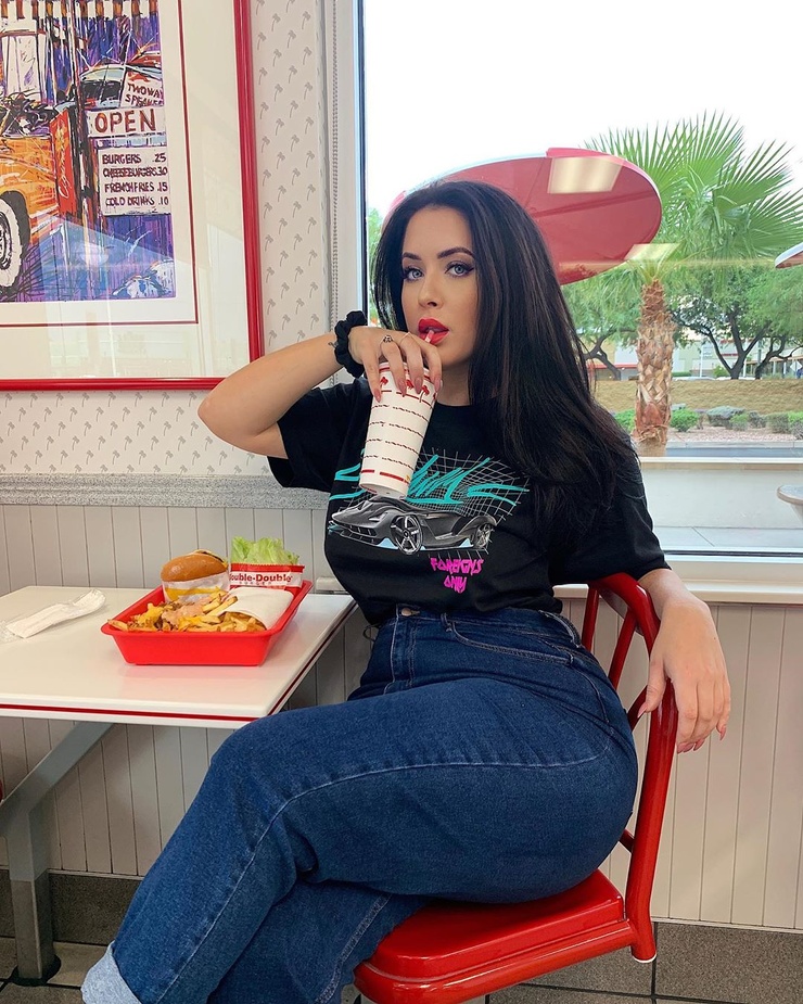 Picture of Holly Luyah