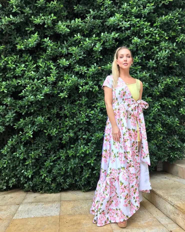 Image of Vanessa Pose