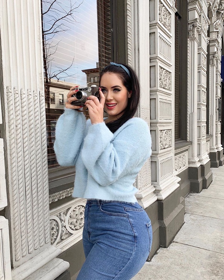 Picture of Holly Luyah