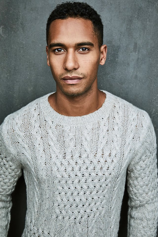 Picture of Elliot Knight