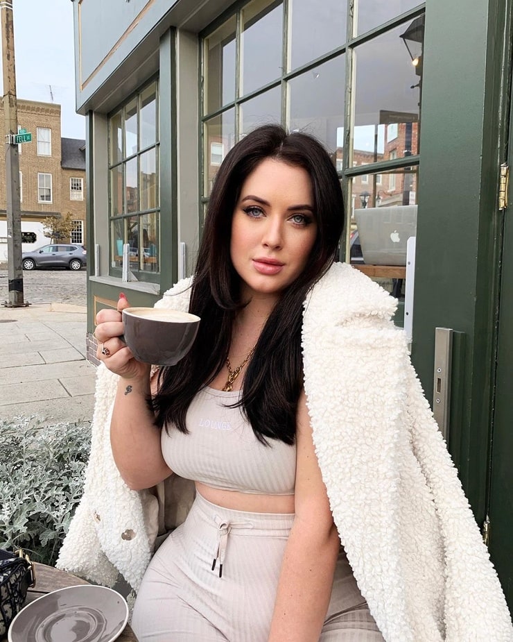 Picture of Holly Luyah