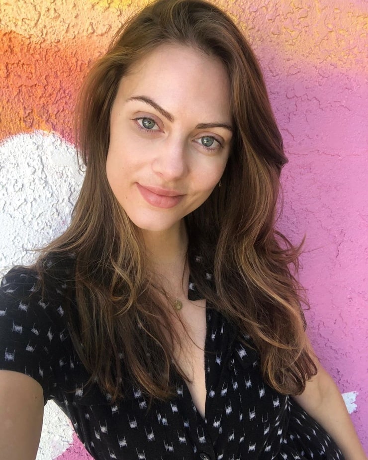 Julia Voth picture