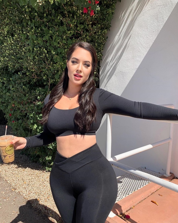 Picture of Holly Luyah