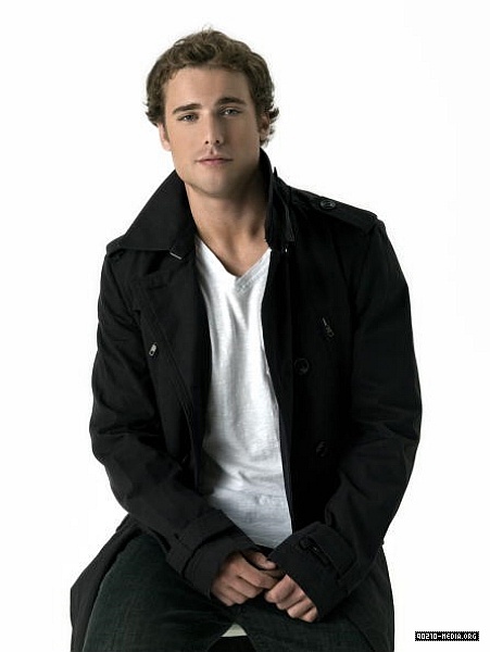 Picture of Dustin Milligan