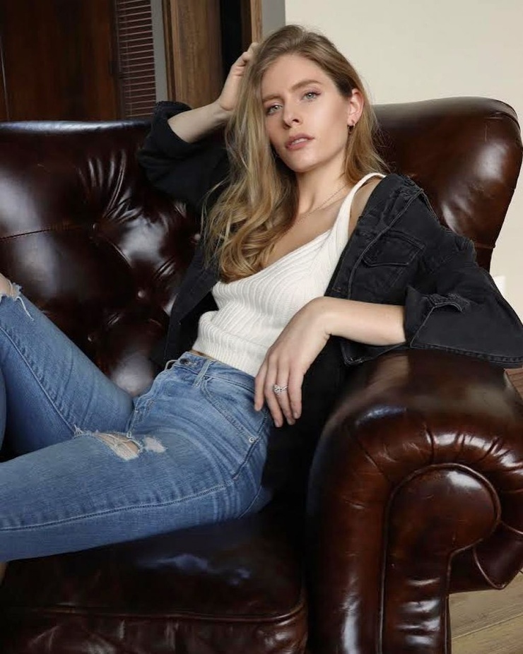 Picture of Jordan Claire Robbins