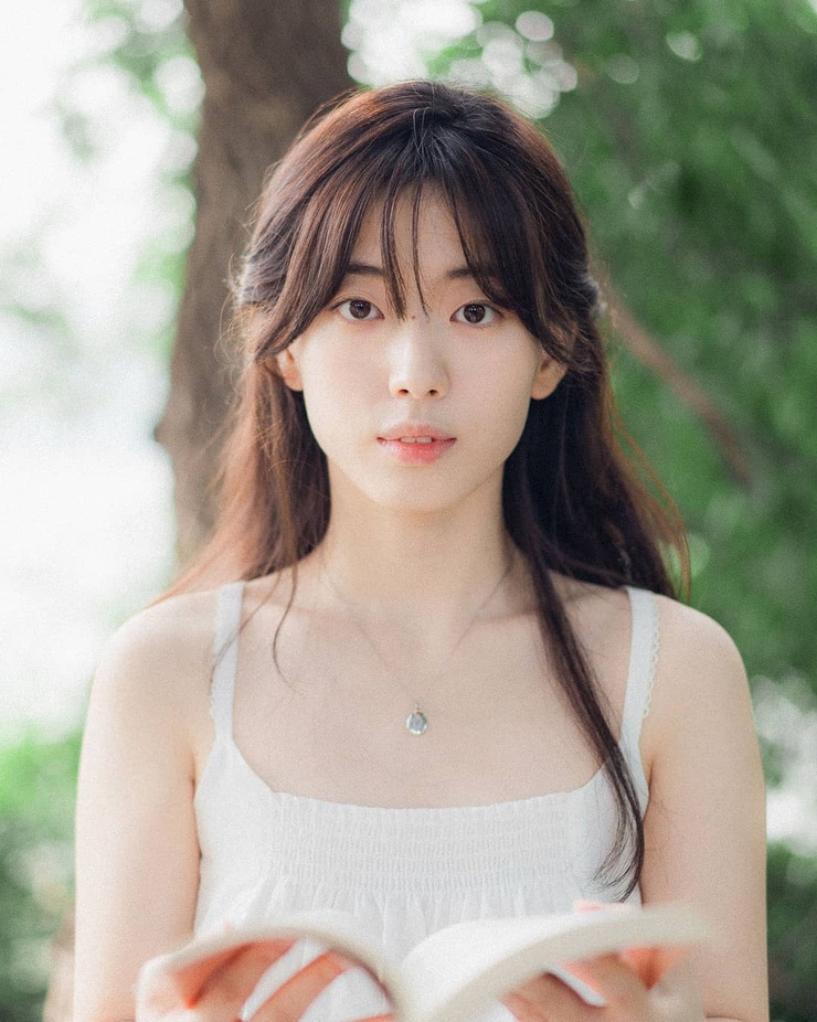 Picture of Shin Se-Hwi