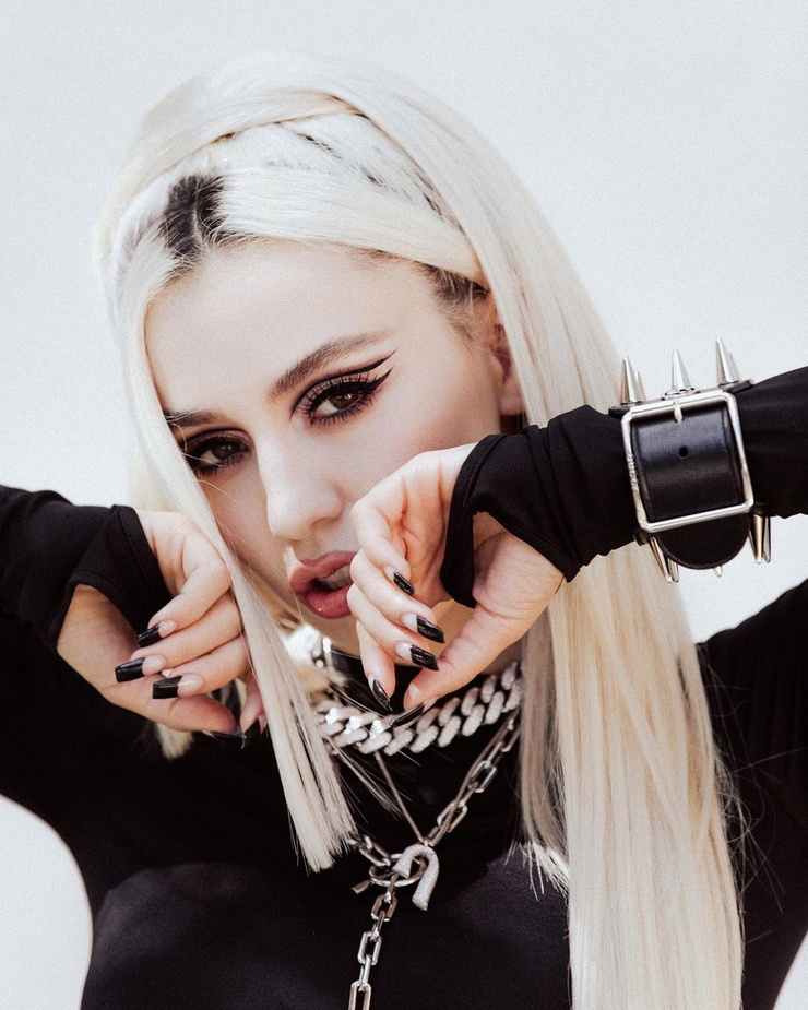 Ava Max image