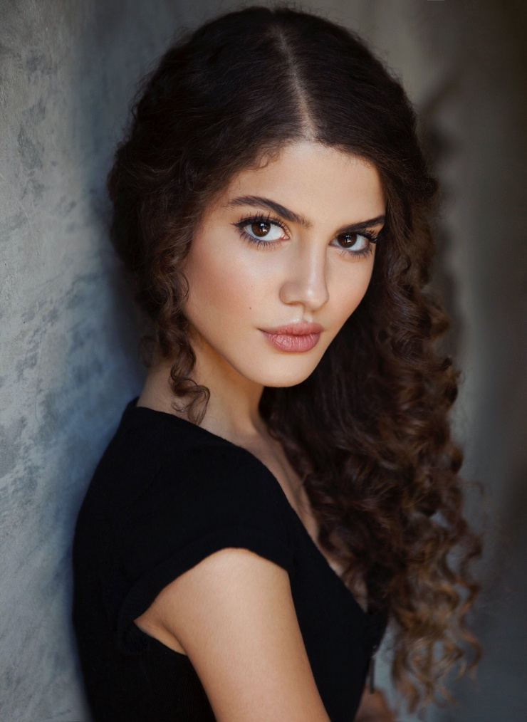 Picture of Mellany Barros