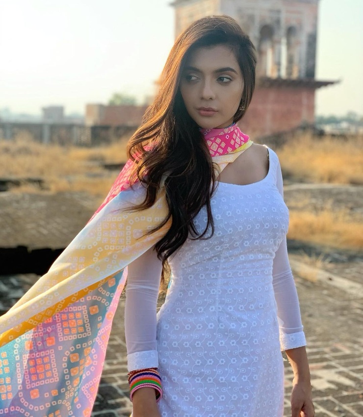 Ruhi Singh picture