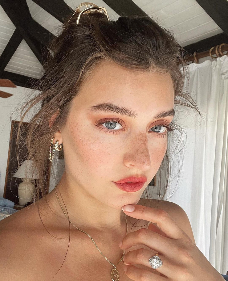 Jessica Clements picture