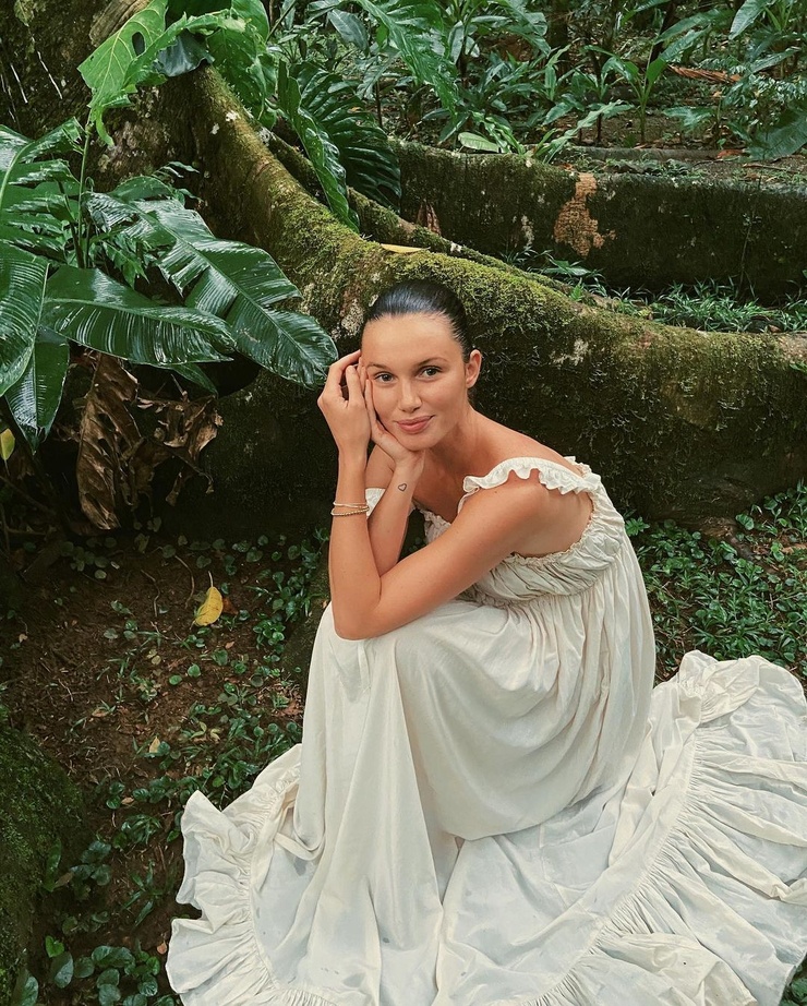 Hailey Outland picture