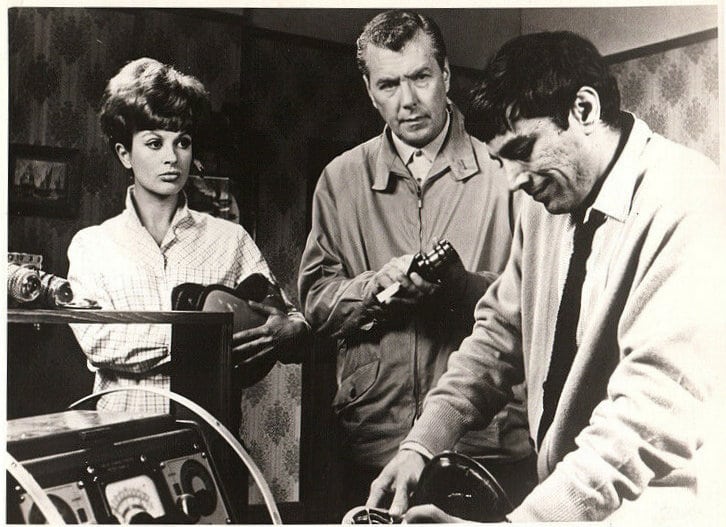 Jennifer Jayne, Robert Hutton