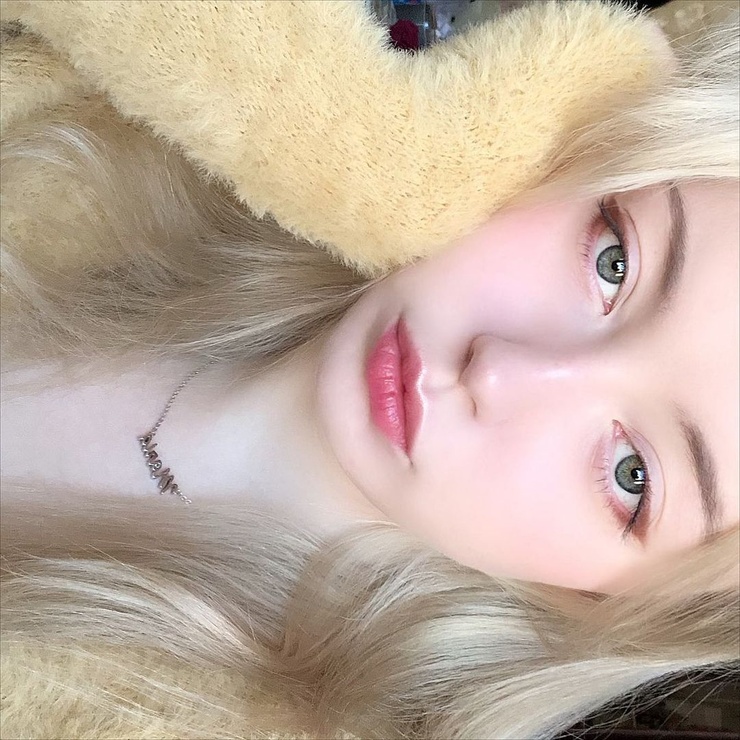 Maria Zolotova image