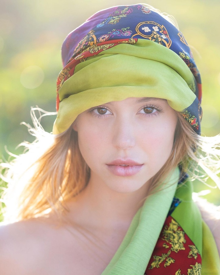 Picture of Alexis Ren