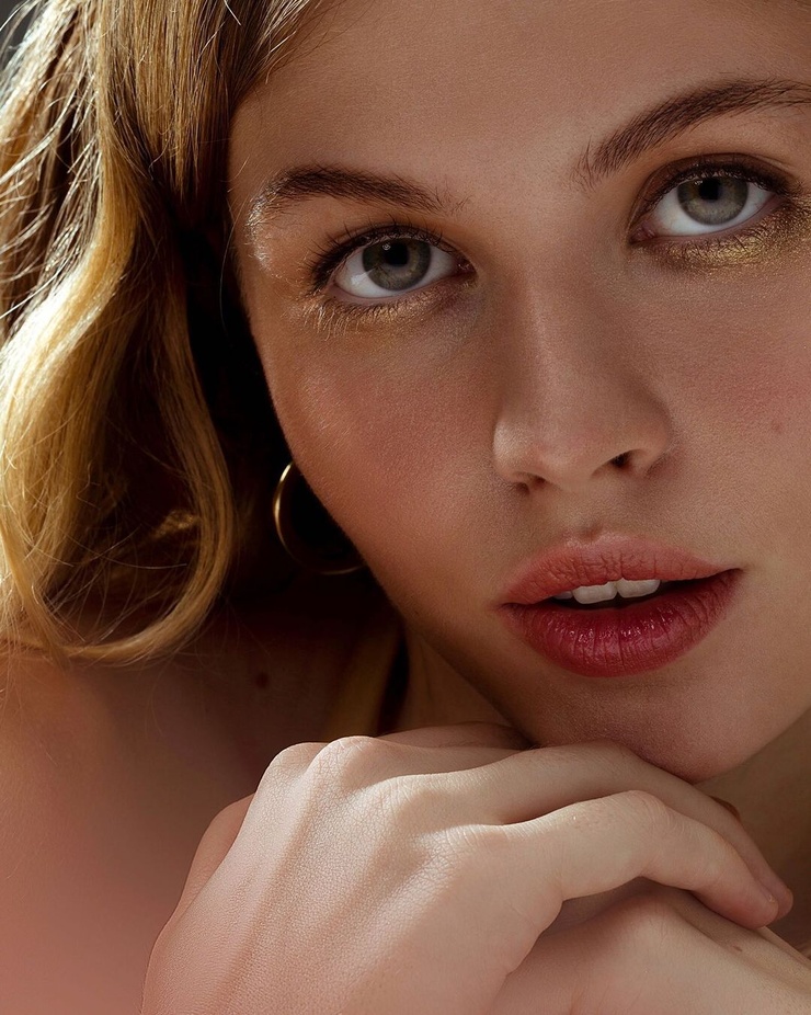 Luna (model) picture