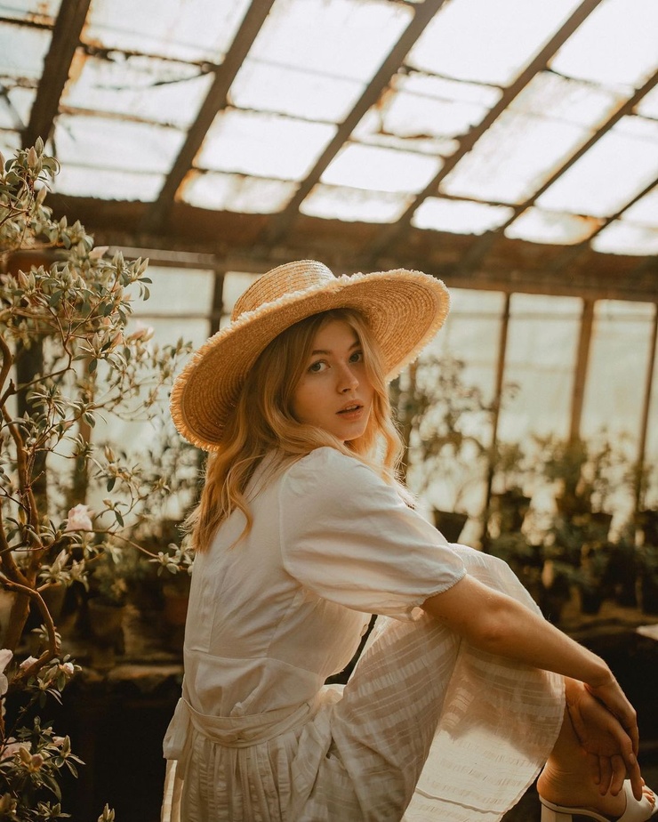 Luna (model) picture