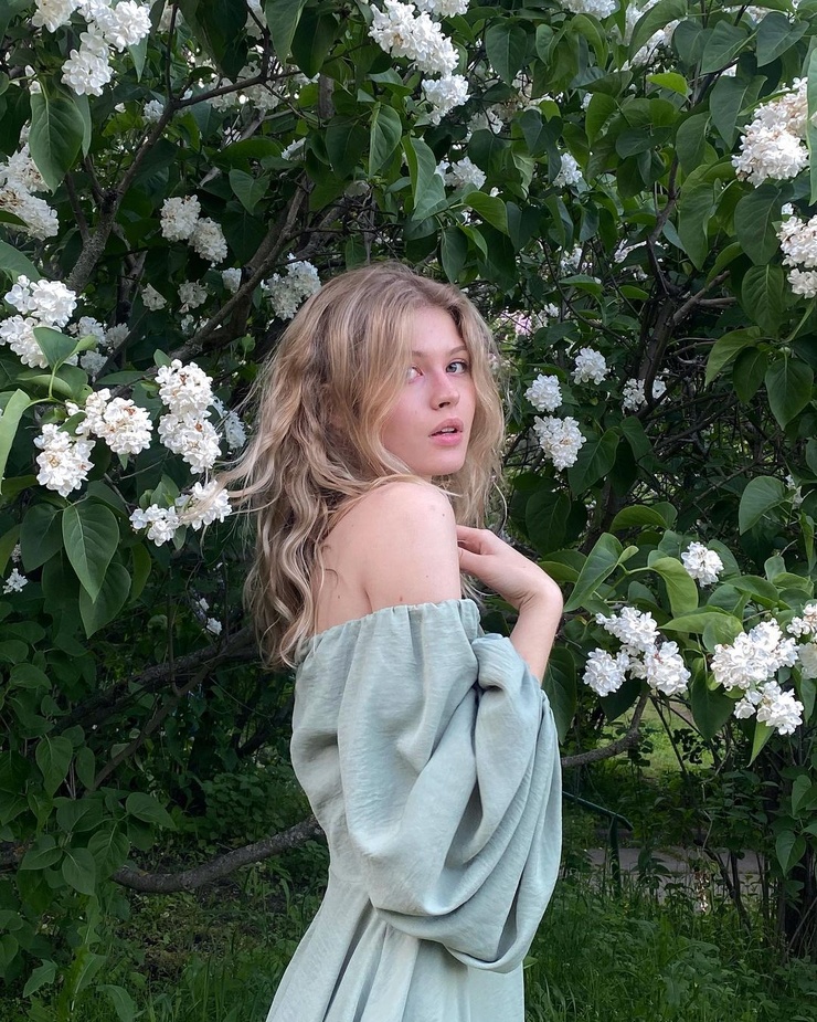 Picture of Luna (model)