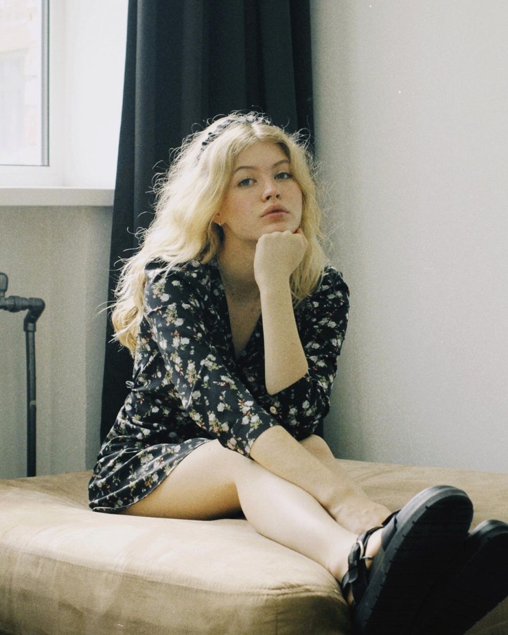 Picture of Luna (model)