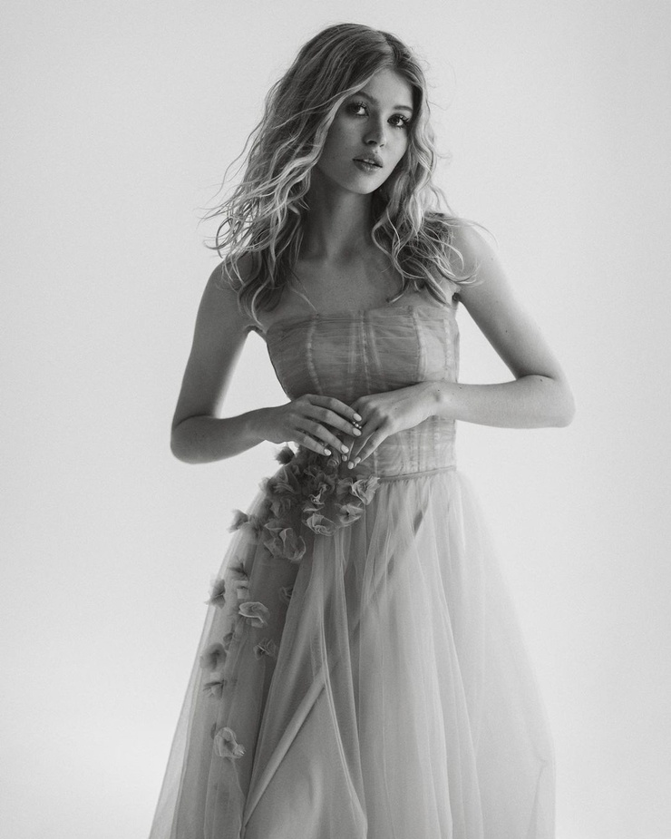 Picture of Luna (model)