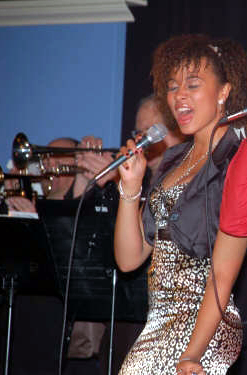 Aaryn Doyle in concert @ Design Exchange